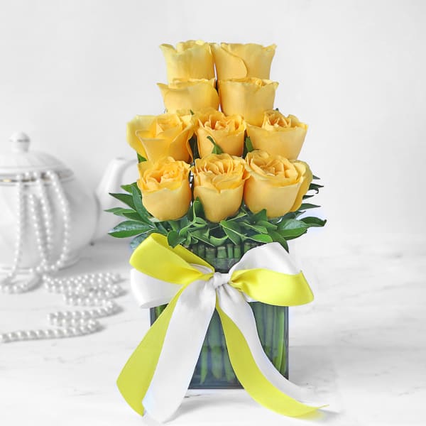 Order Bouquet of 10 Yellow Roses in Vase Online at Best Price, Free ...