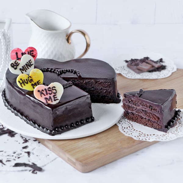 Delicious Heart shaped Chocolate Cake Half Kg : Gift/Send Valentine's ...