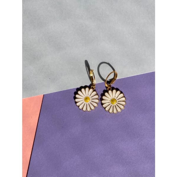 Buy/Send Earring - Daisy Huggies Online | IGP | JVS1218683