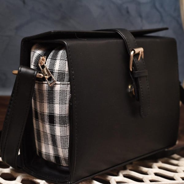 Buy/Send Sling Bag Black Box Online | IGP | JVS1249824