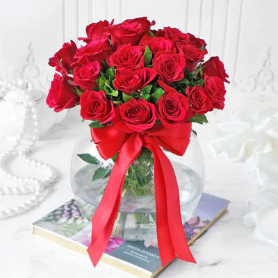 Buy/Send Bouquet of Red Roses in Globe Vase (20 stems) Online | IGP ...