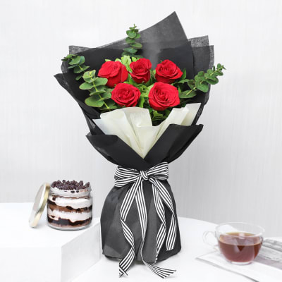 Buy/Send Premium Red Roses Bouquet With Jar Cake Online | IGP | JVS1188530